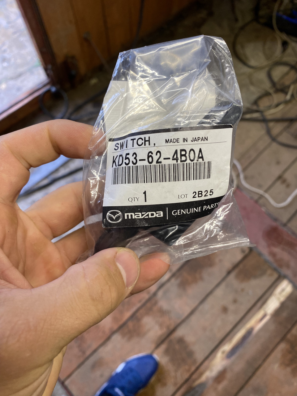 KD53624B0A Кнопка открытия багажника Mazda | Запчасти на DRIVE2