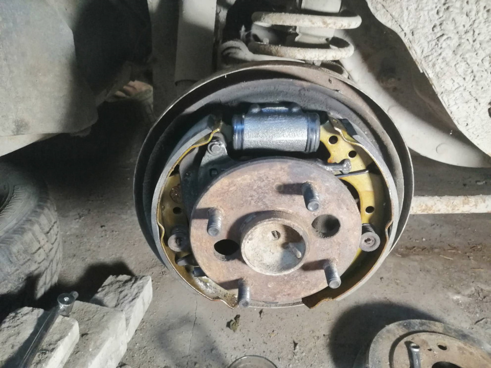 Ремонт тормозной системы. — Toyota Corona (T130), 1,6 л, 1979 года ...