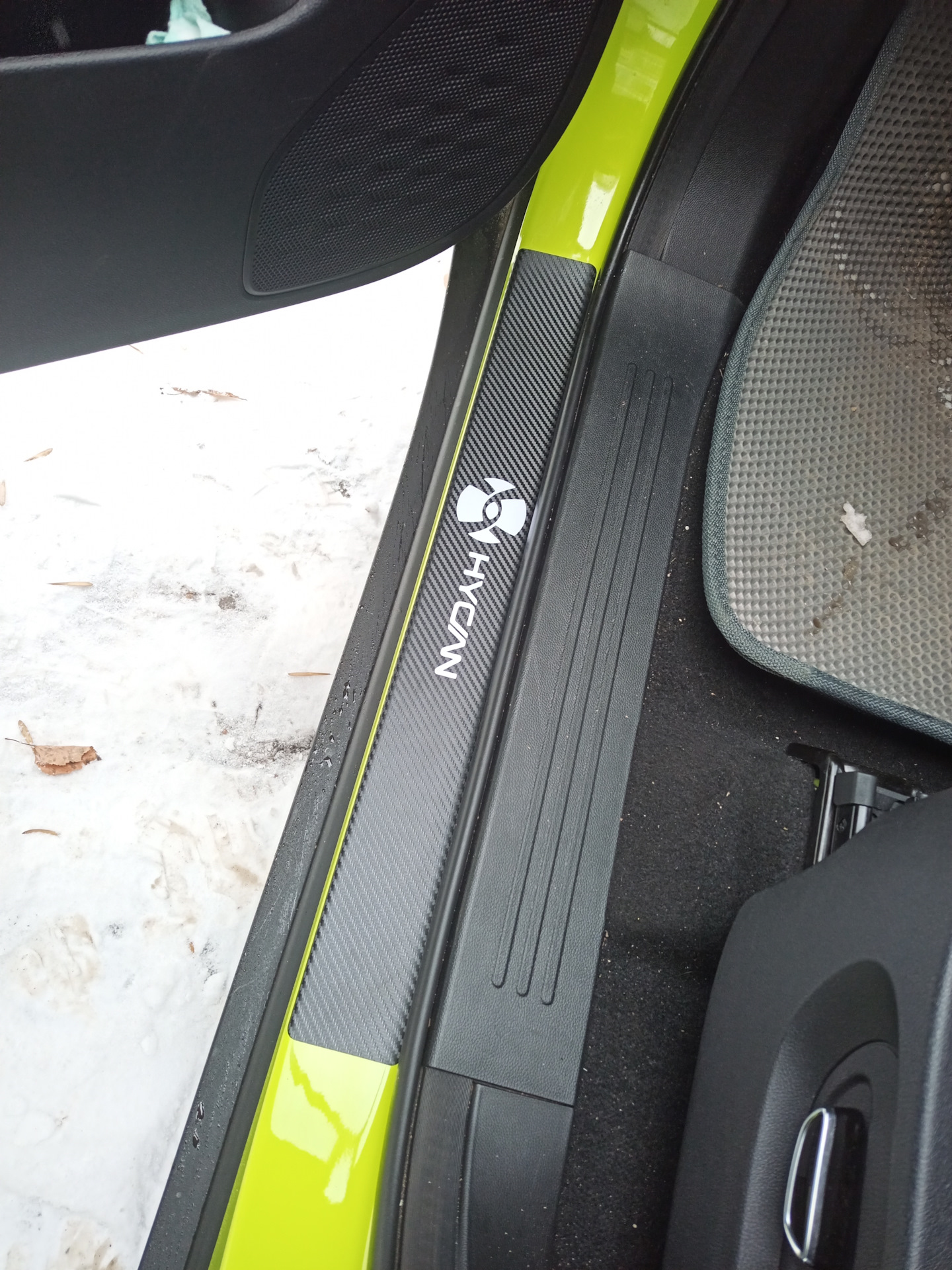 Защитные наклейки на пороги — Hycan z03, 2022 года | аксессуары | DRIVE2