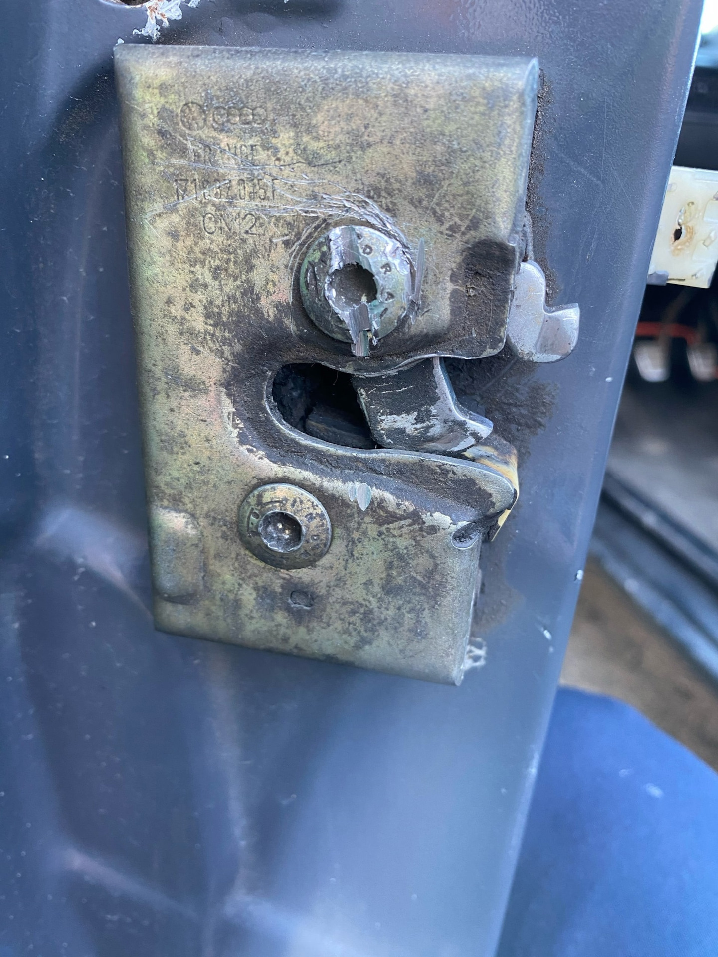 Замена дверного механизма на новый. (Не захлопывается дверь ...