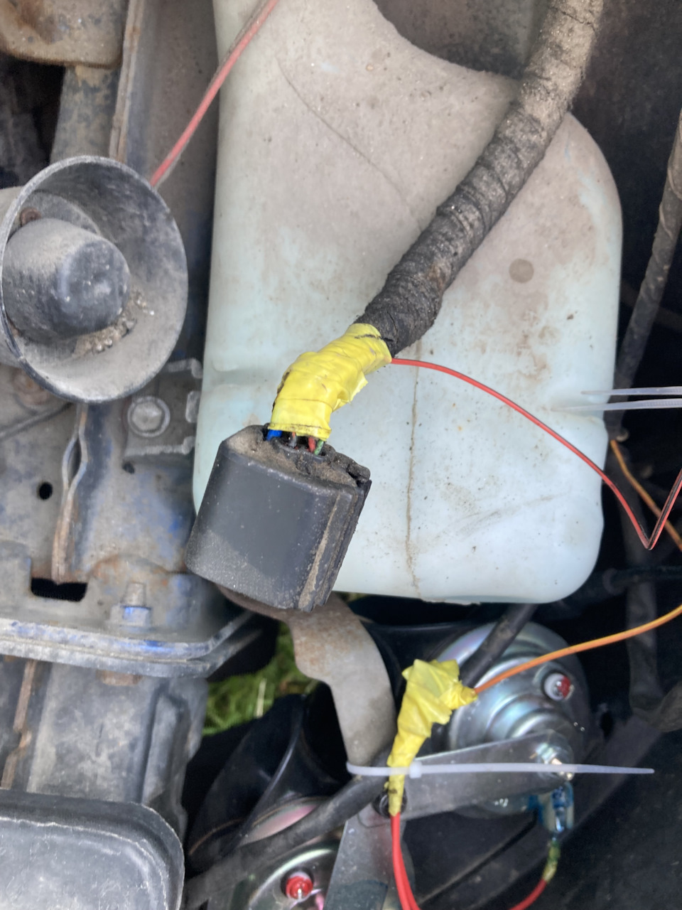 Поменял разъемы фар не немного про диодные ПТФ — Ford Fiesta (Mk V), 1 ...