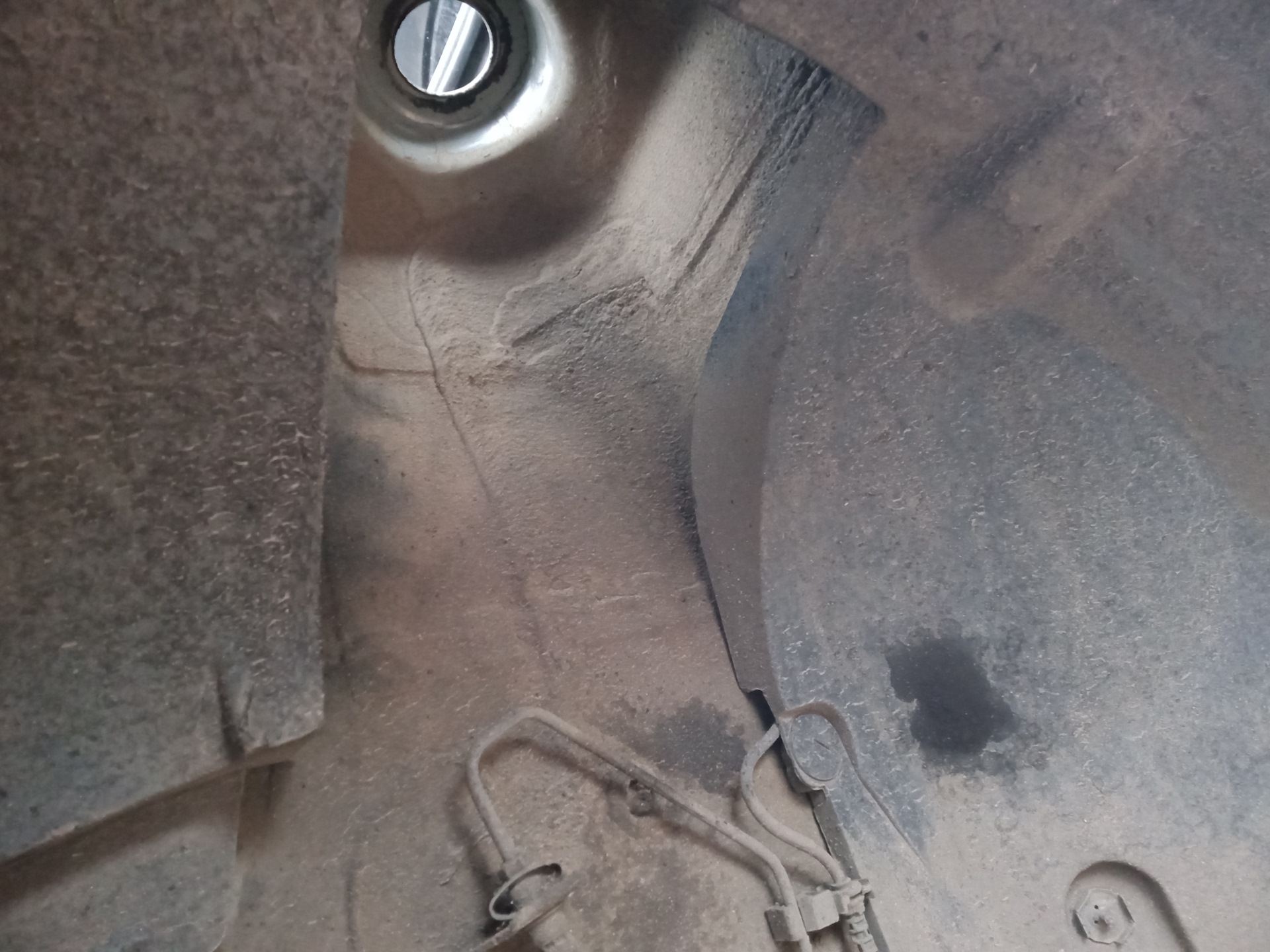 Опоры передних амортизаторов. — Renault Duster (1G), 1,6 л, 2014 года ...