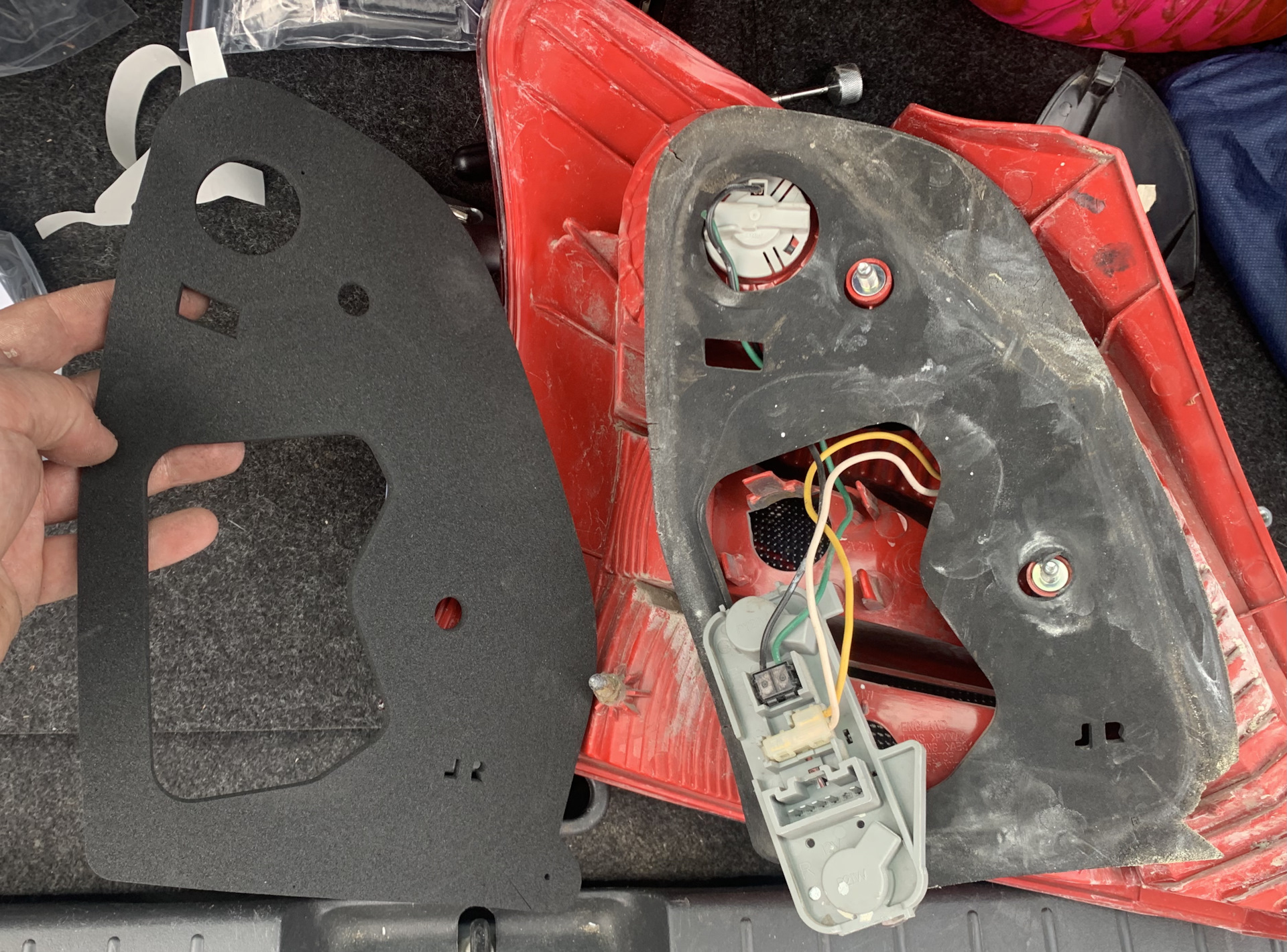 Уплотнитель задних фонарей — Toyota Yaris (p2), 1,3 л, 2006 года ...