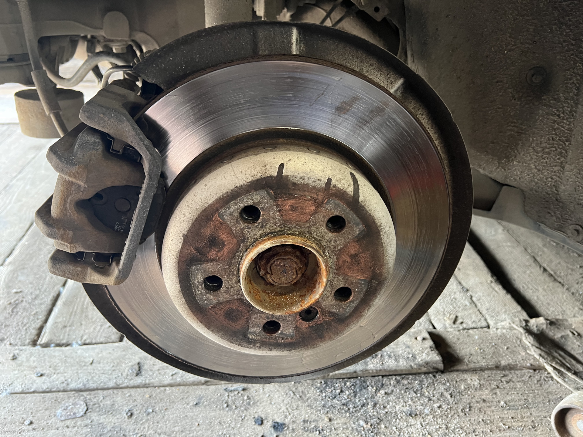 Тормозные диски и колодки — BMW 5 series (F10), 2,8 л, 2012 года ...