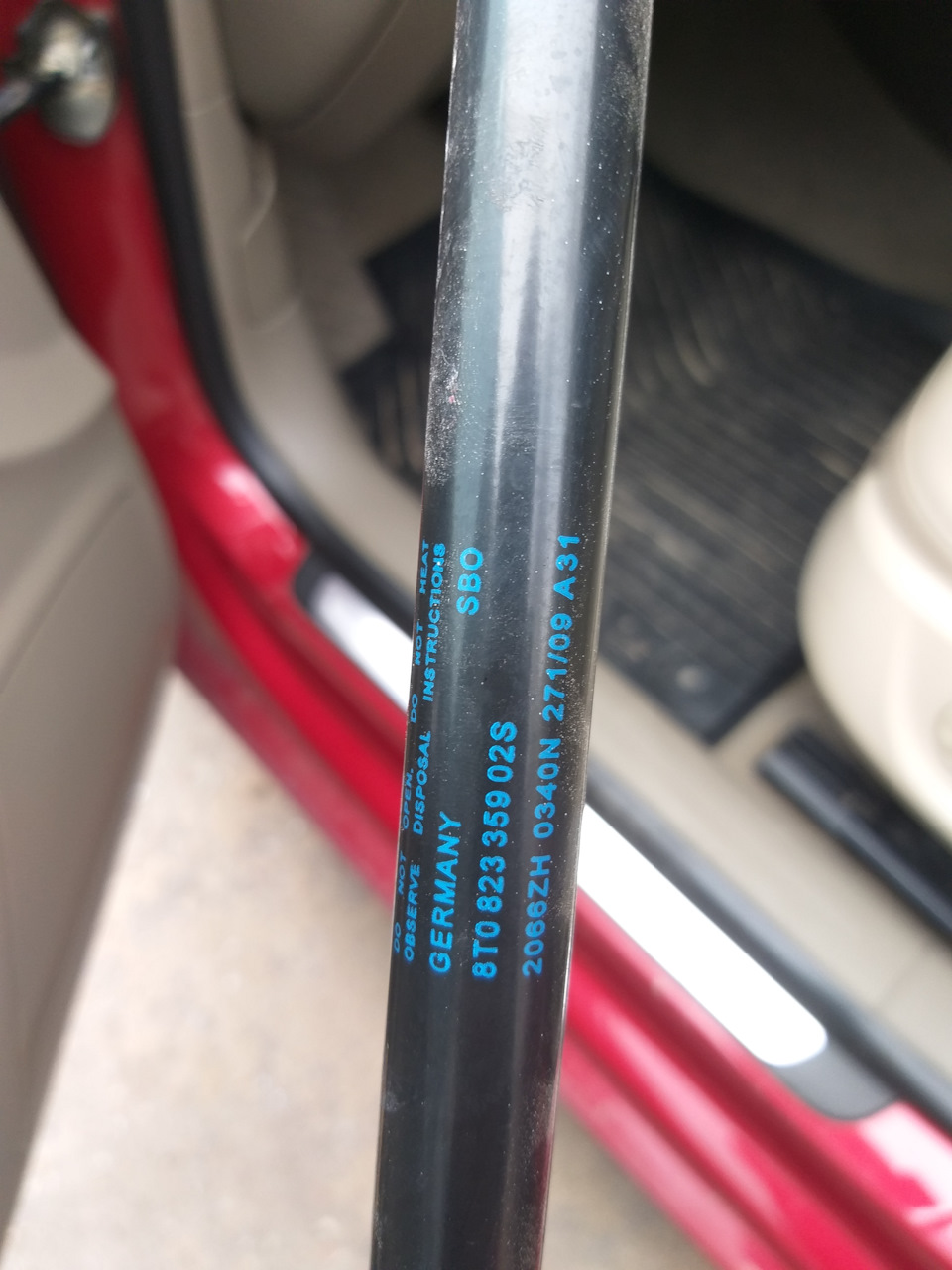 8T0823359 Амортизатор капота / AUDI A-4,5 08~ VAG | Запчасти на DRIVE2