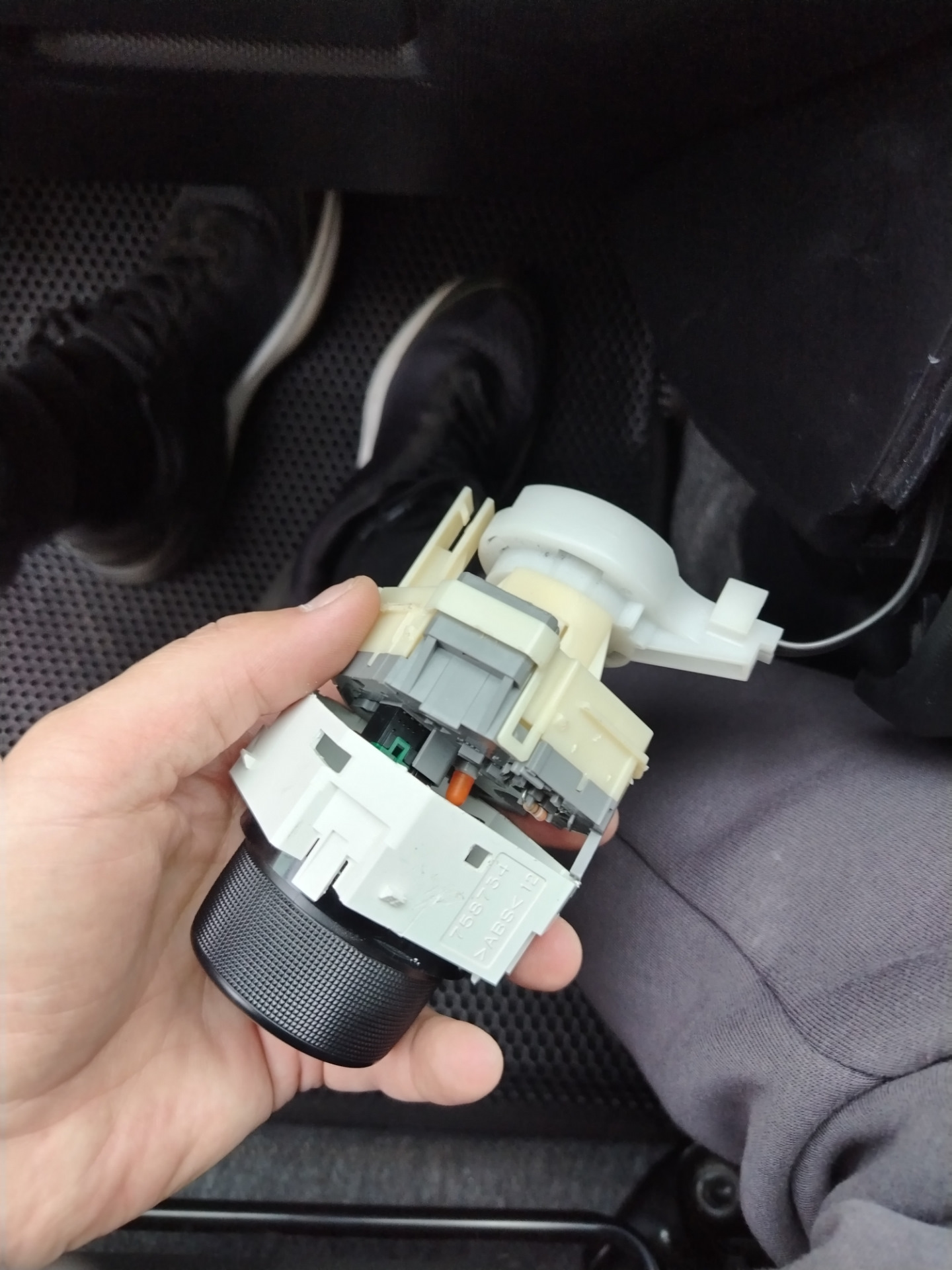 9. Замена лампочки на крутилке. — Toyota Probox, 1,3 л, 2021 года ...