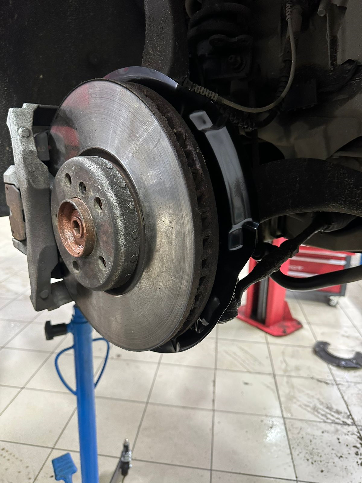 Кожухи тормозных дисков и мелочевка — BMW 5 series Gran Turismo (F07 ...