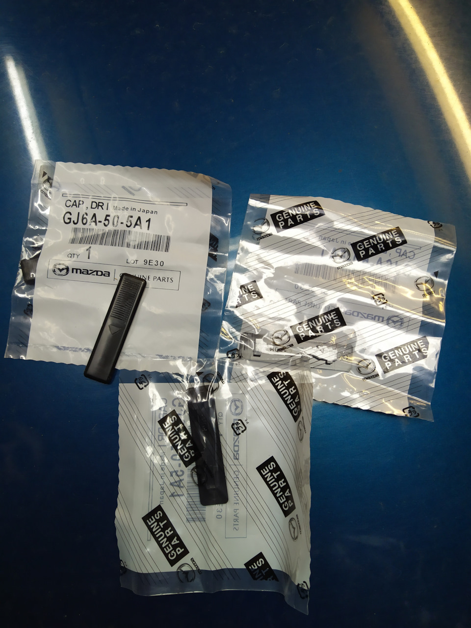 GJ6A505A1 ЗАГЛУШКА В МОЛДИНГ КРЫШИ. Mazda | Запчасти на DRIVE2