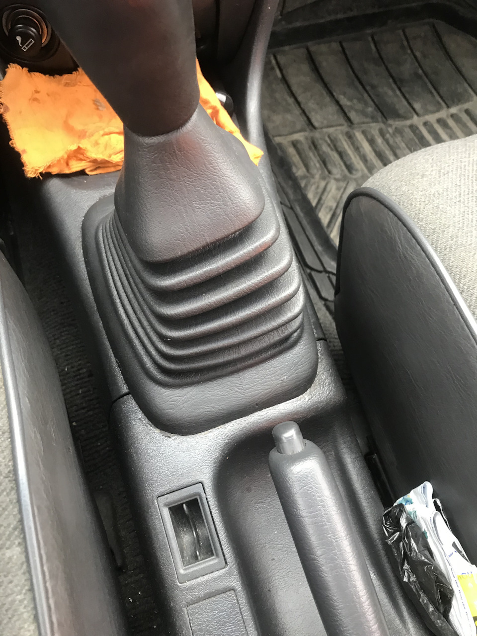 Кожух рукоятки коробки передач — Toyota Corolla (100), 1,3 л, 1993 года ...