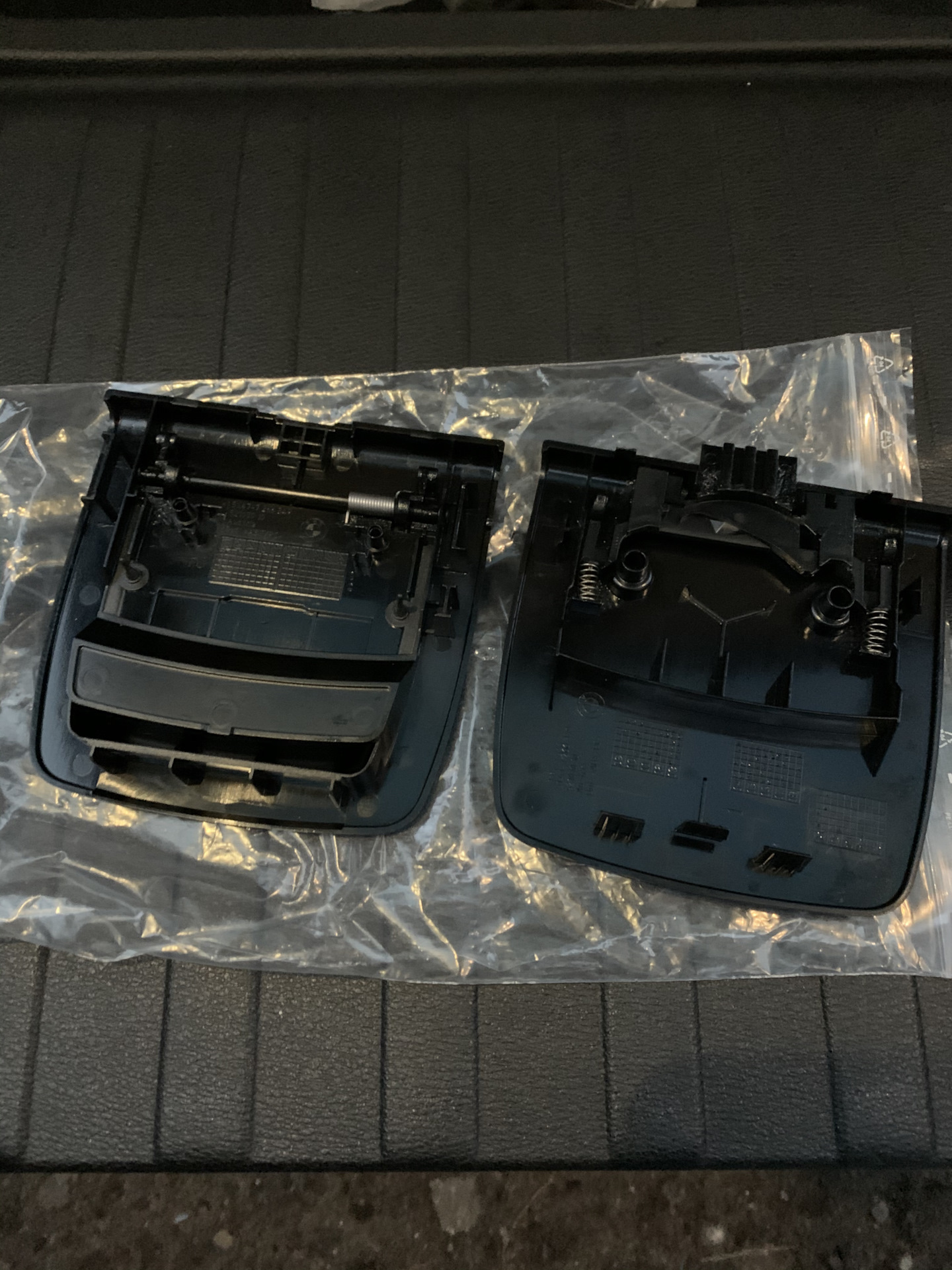 Замена ручки пола багажника — BMW X5 (F15), 3 л, 2014 года | своими ...