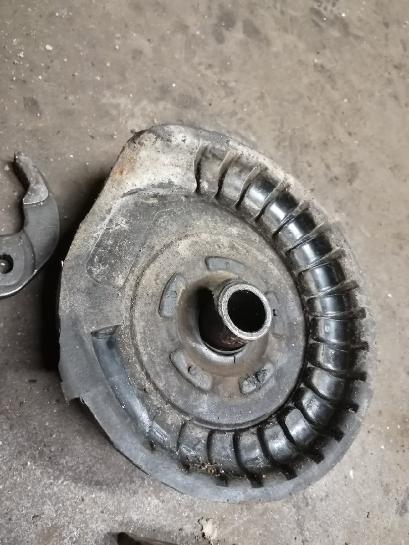 Опоры передних амортизаторов — Volvo 850, 2,5 л, 1995 года | своими ...