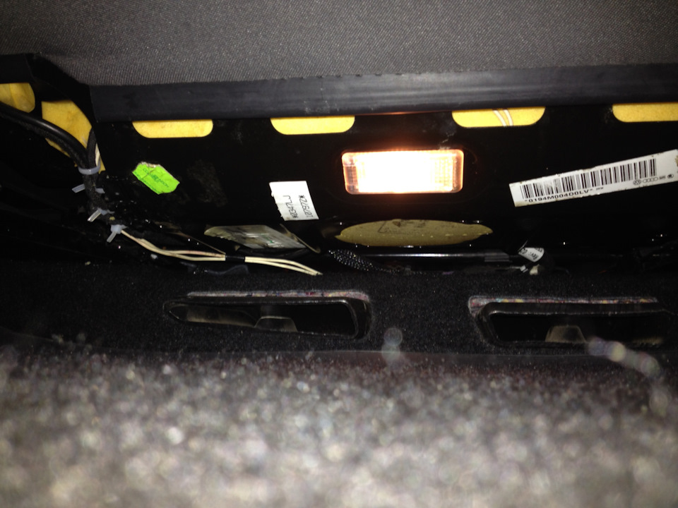 Свет в ногах задних пассажиров — Volkswagen Golf Mk6, 1,4 л, 2011 года ...