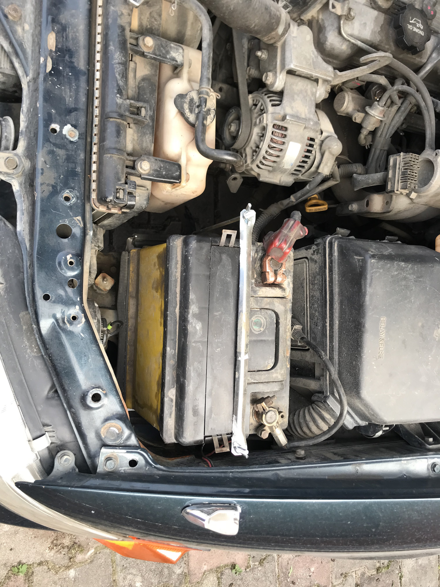 Подставка под аккумулятор — Toyota Mark II (90), 2 л, 1994 года ...