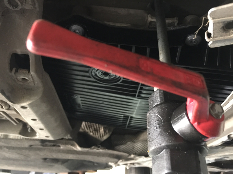 Замена масла в АКПП ( 8 HP 65 A ) Q7 4M — Audi Q7 (1G), 3 л, 2011 года ...