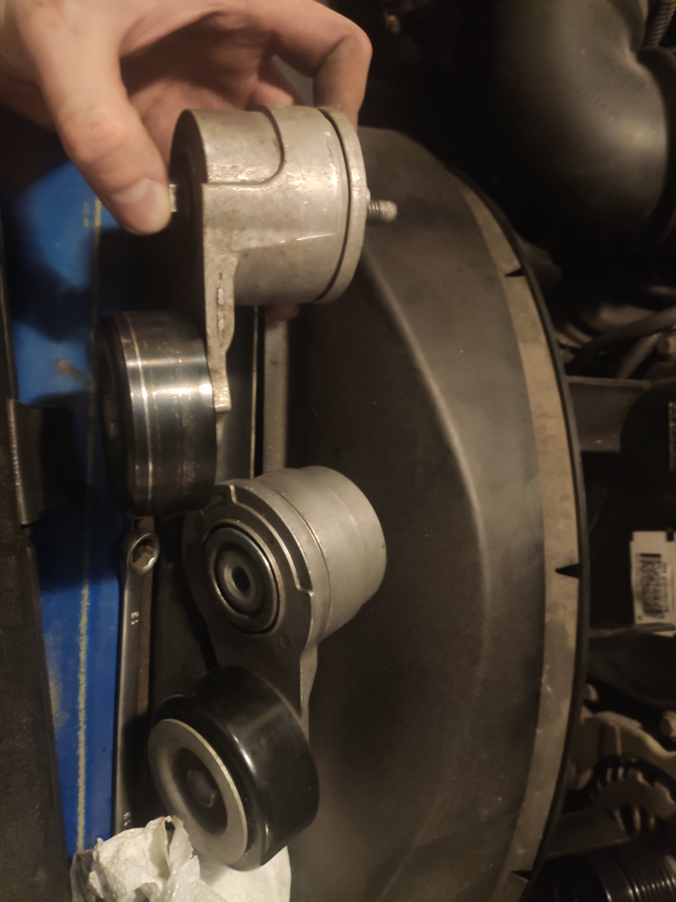 74. Замена обводных роликов — Chevrolet TrailBlazer (2G), 2,8 л, 2014 ...