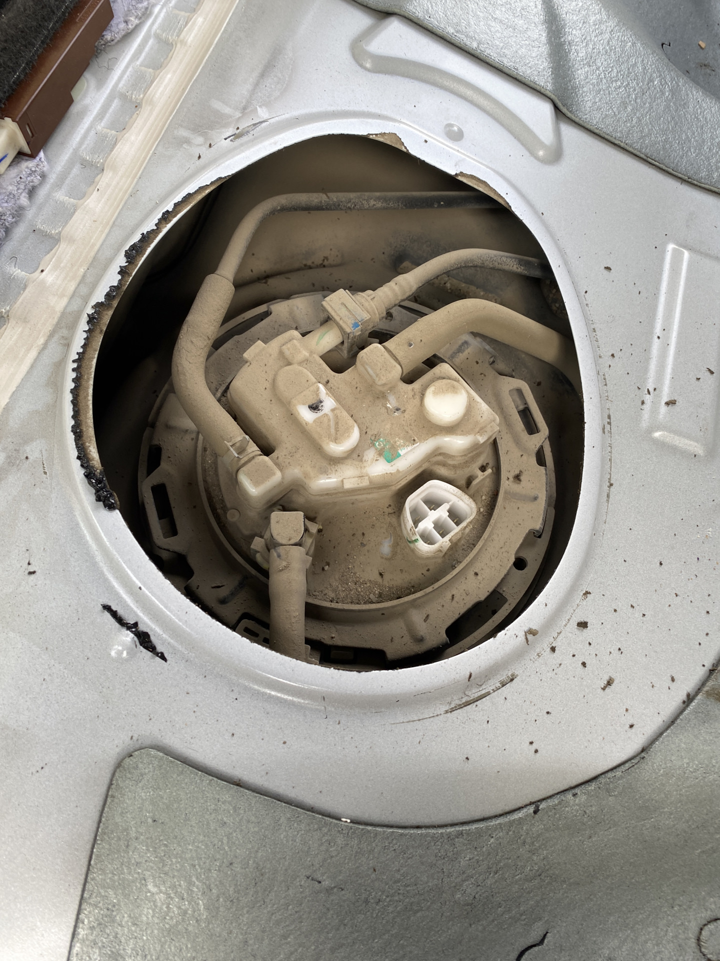 Замена топливного фильтра — Toyota Camry (XV70), 2,5 л, 2018 года ...