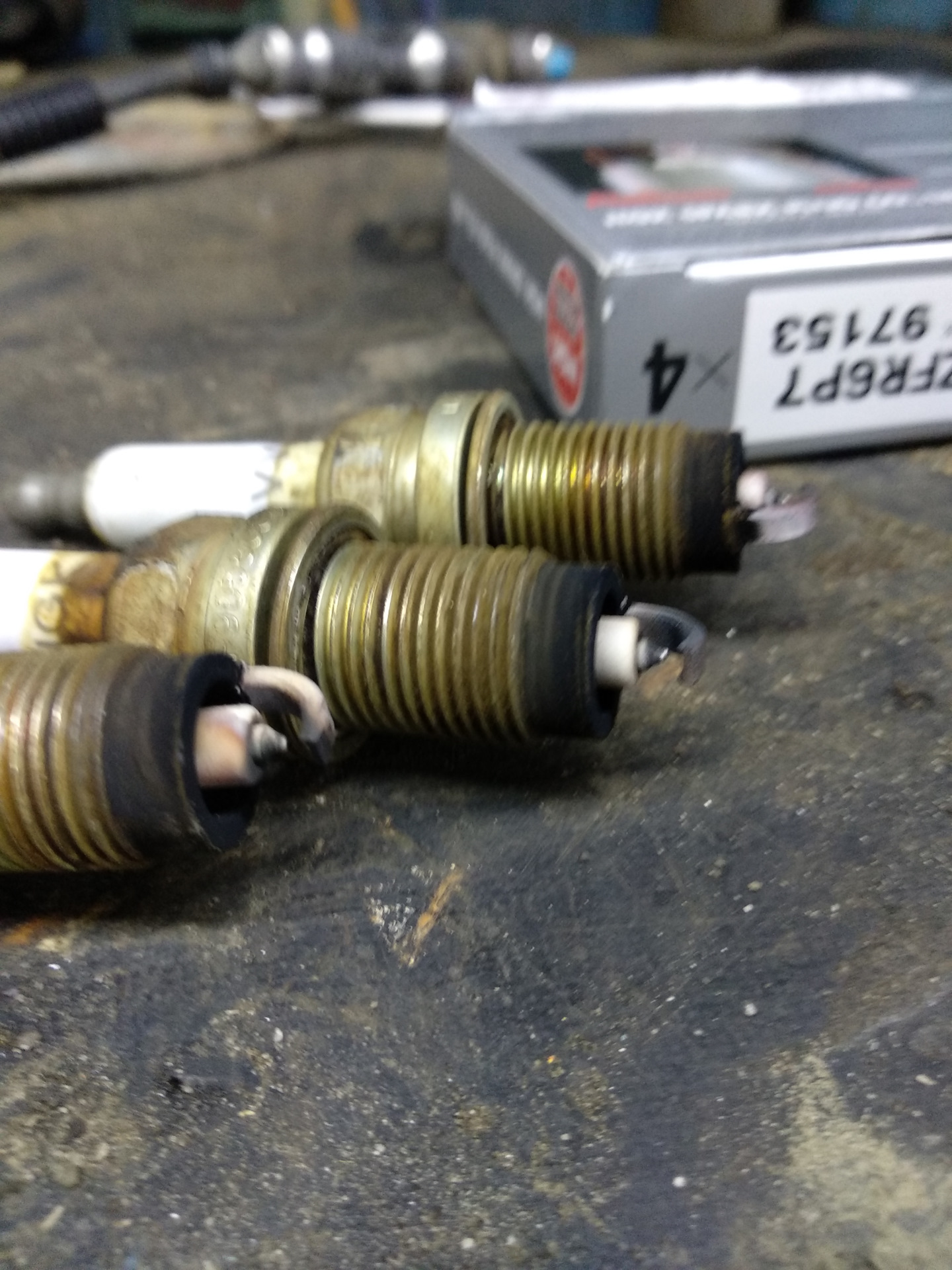 #33 Свечи зажигания NGK 97153 — Volkswagen Caddy (3G), 1,2 л, 2013 года ...