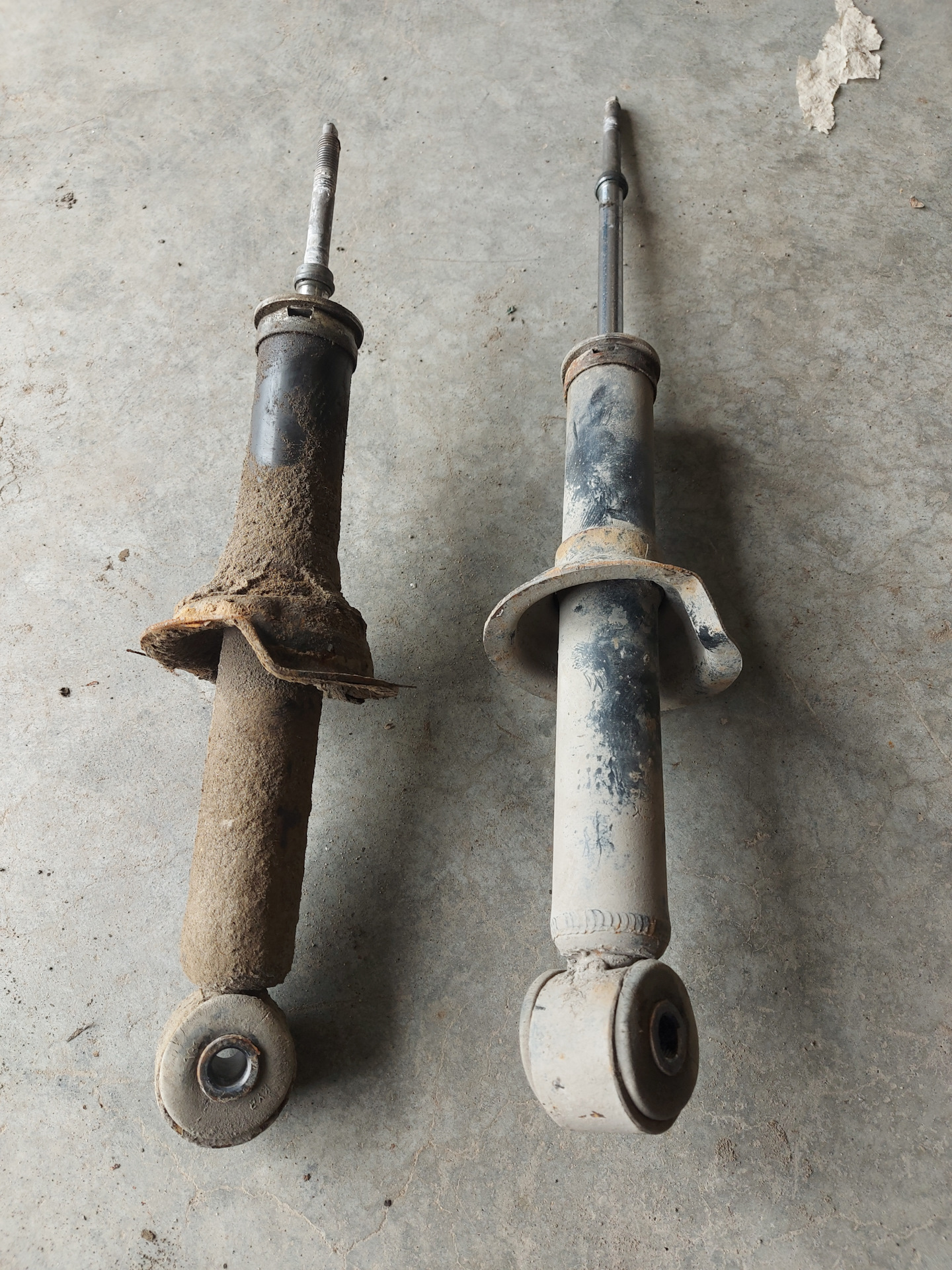 Замена Амортизаторы задние KAYABA ( KYB ) — Mitsubishi Outlander (3G ...