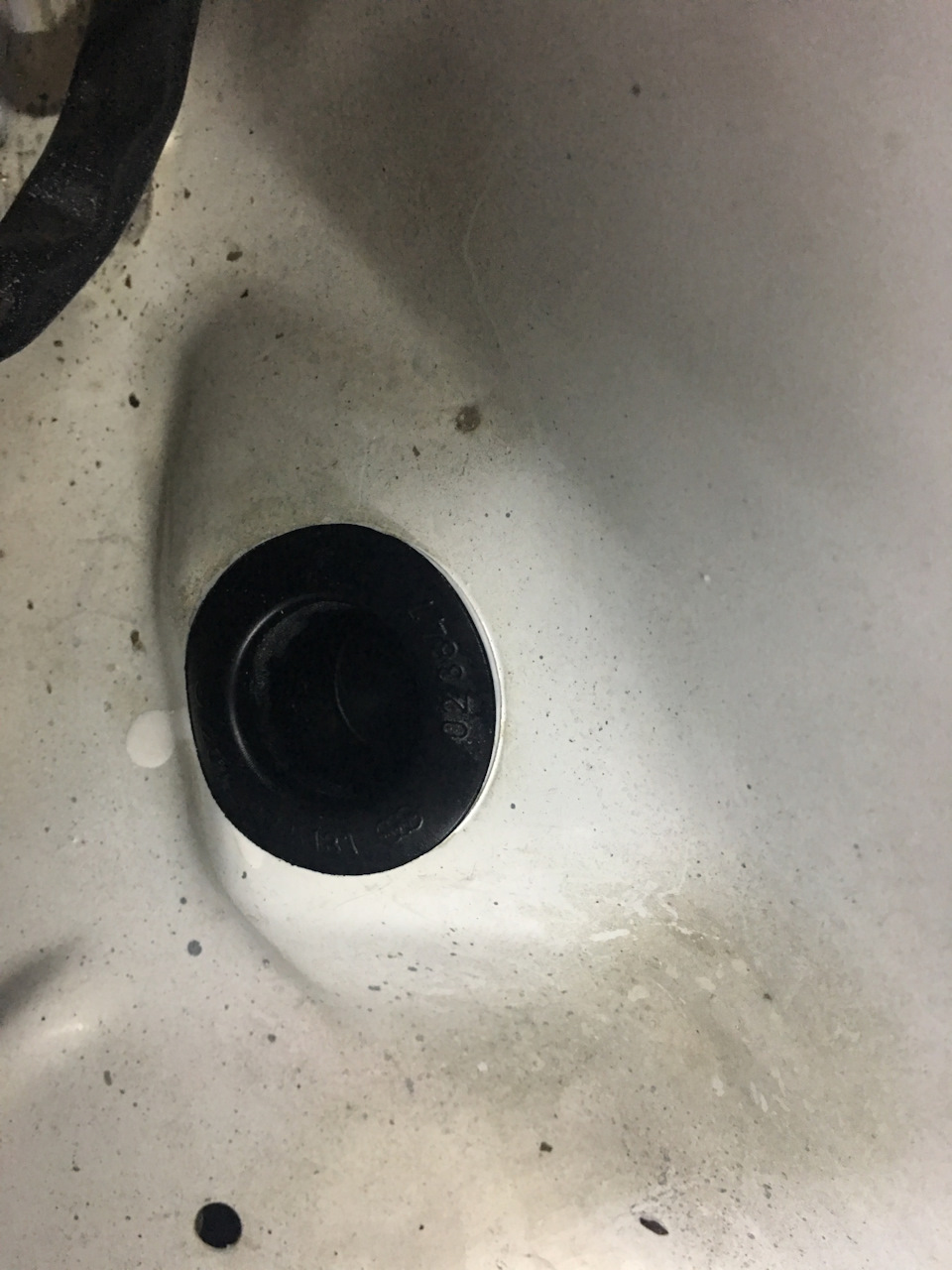 12 Подкапотное пространство. Бачок омывателя — Mercedes-Benz 190 (W201 ...