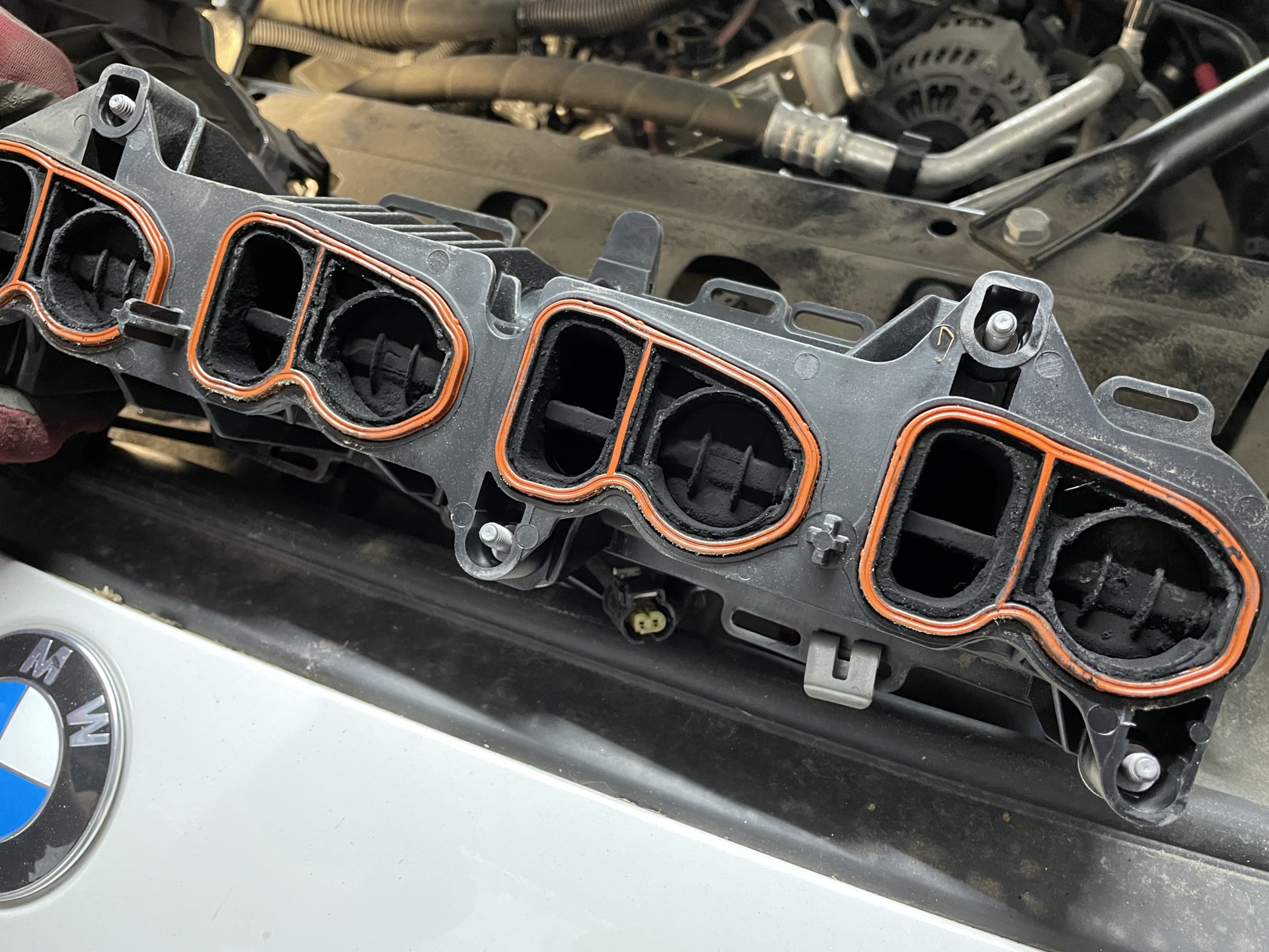 16. Чистка впускного коллектора — BMW 5 series (F10), 2 л, 2016 года ...