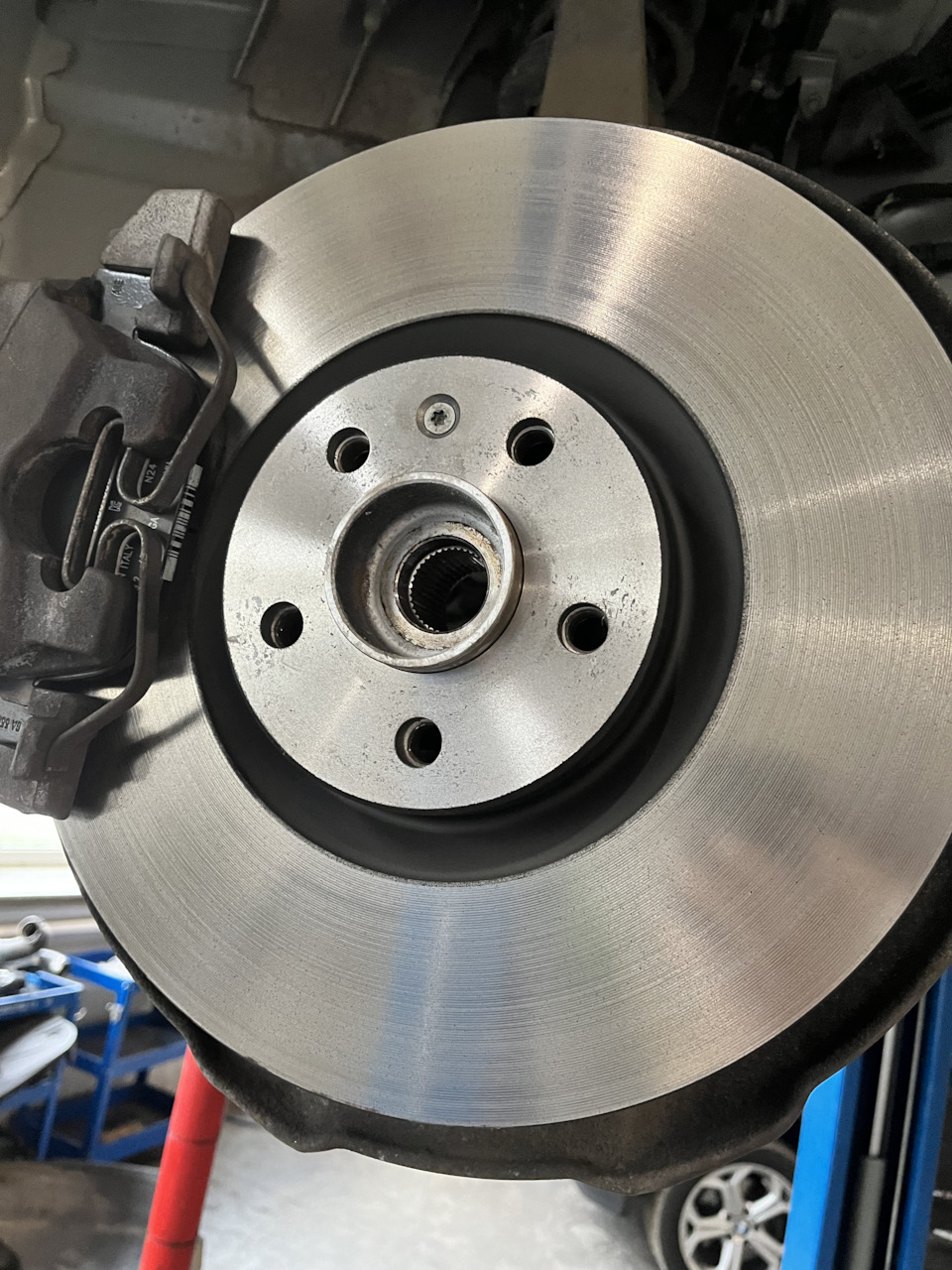 Передние тормозные диски и колодки — Volvo V60 (2G), 2 л, 2018 года ...