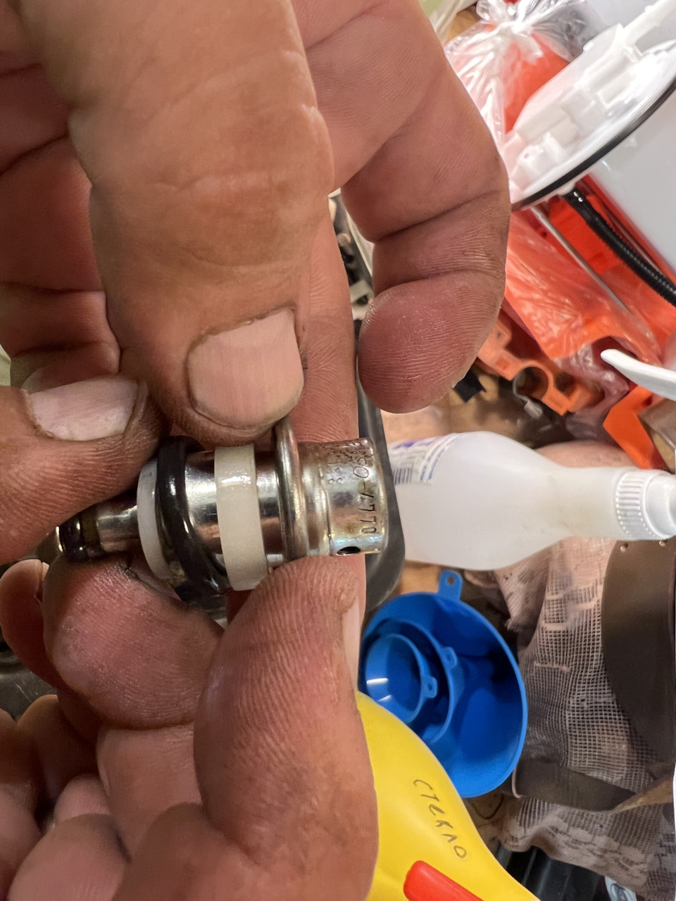 Замена топливного насоса и фильтра — Toyota RAV4 (III), 2,4 л, 2012 ...