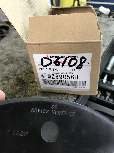 MZ690568 Комплект тормозных колодок. Передняя ось Mitsubishi | Запчасти ...