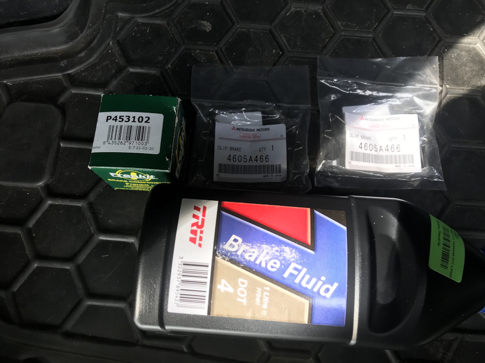 4605A466 ФИКСАТОР ПЕРЕДНЕГО ТОРМОЗА V98 Mitsubishi | Запчасти на DRIVE2