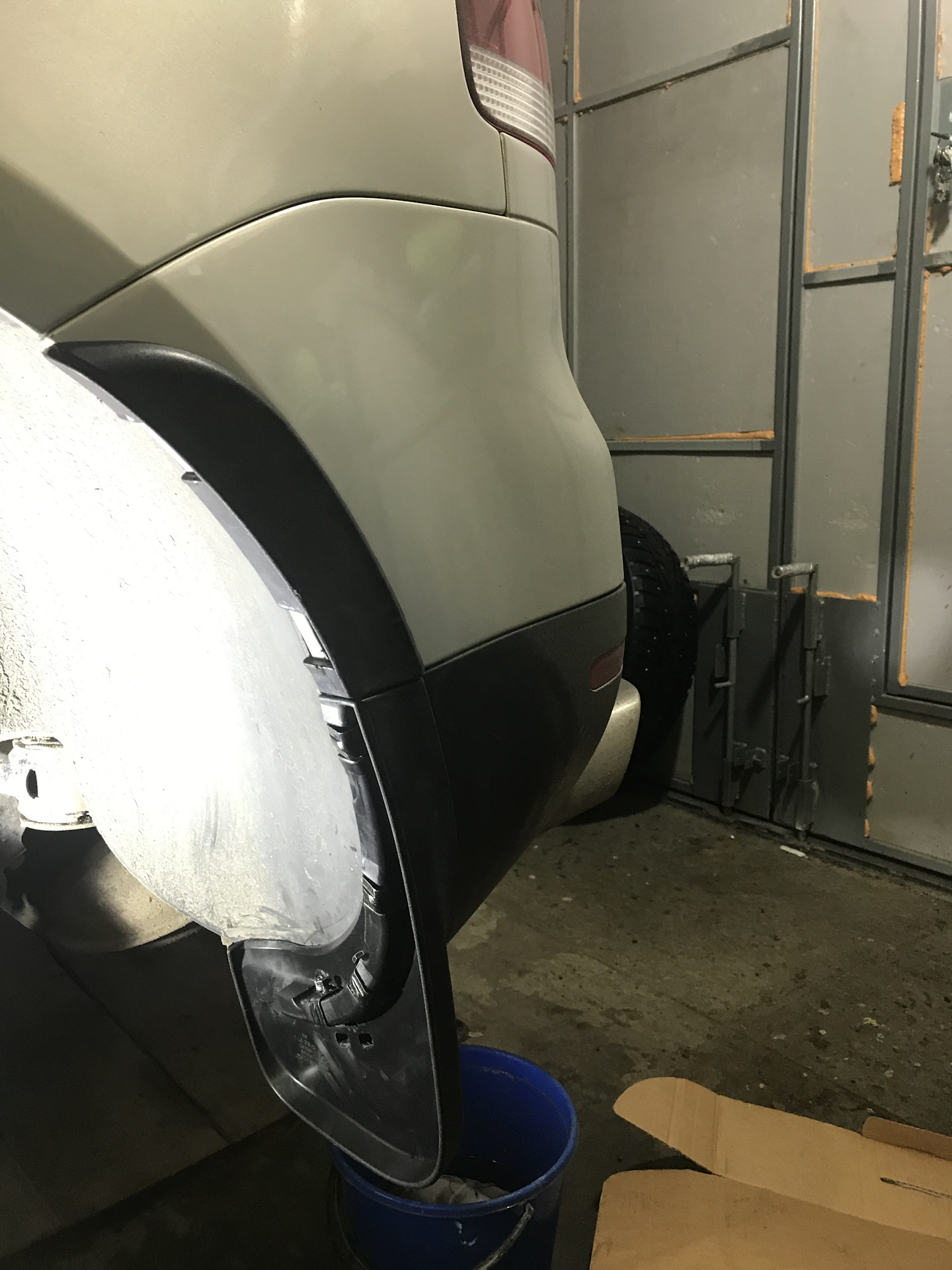 Установка брызговиков — Volkswagen Touareg (1G), 3 л, 2008 года ...