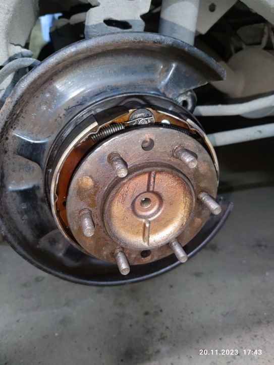 277. Замена задних тормозных дисков и колодок (Toyota 42431-60201 ...