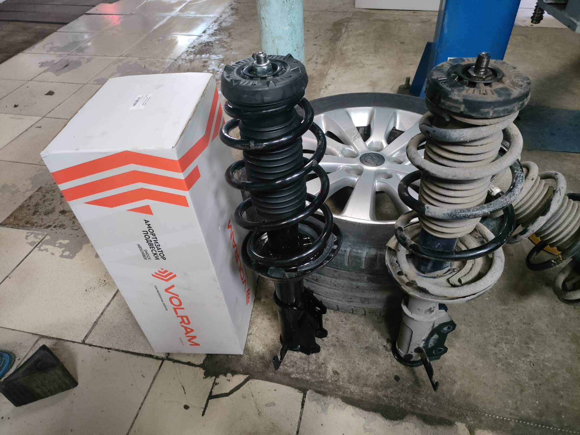 Замена передних амортизаторов VOLRAM — Opel Astra J, 1,6 л, 2010 года ...