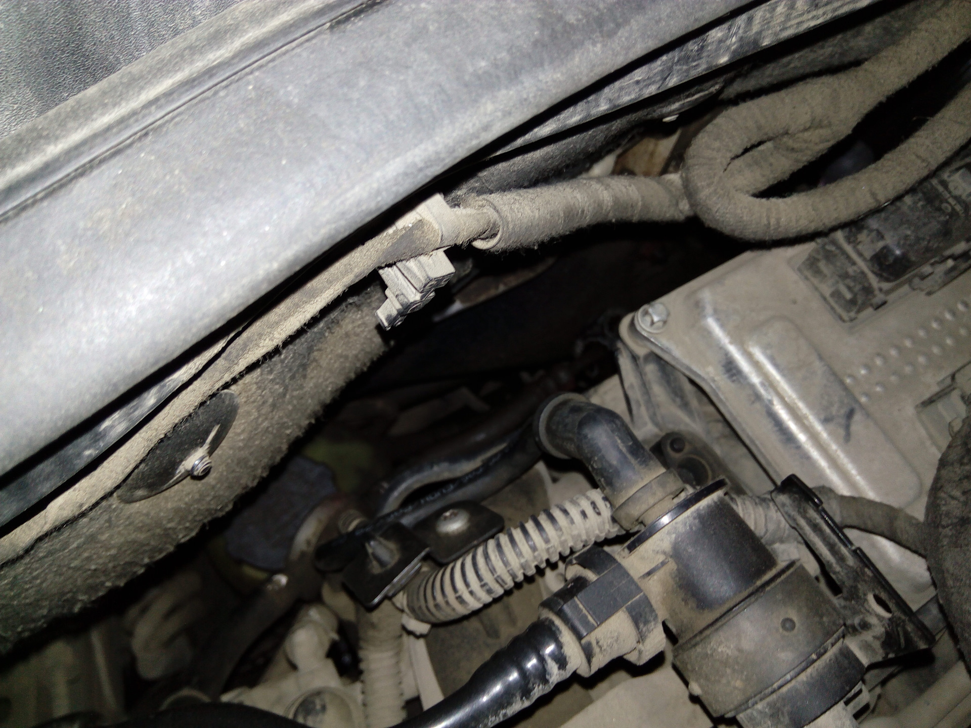 Патрубок подогрева дроссельной заслонки… — Opel Astra H, 1,6 л, 2008 ...