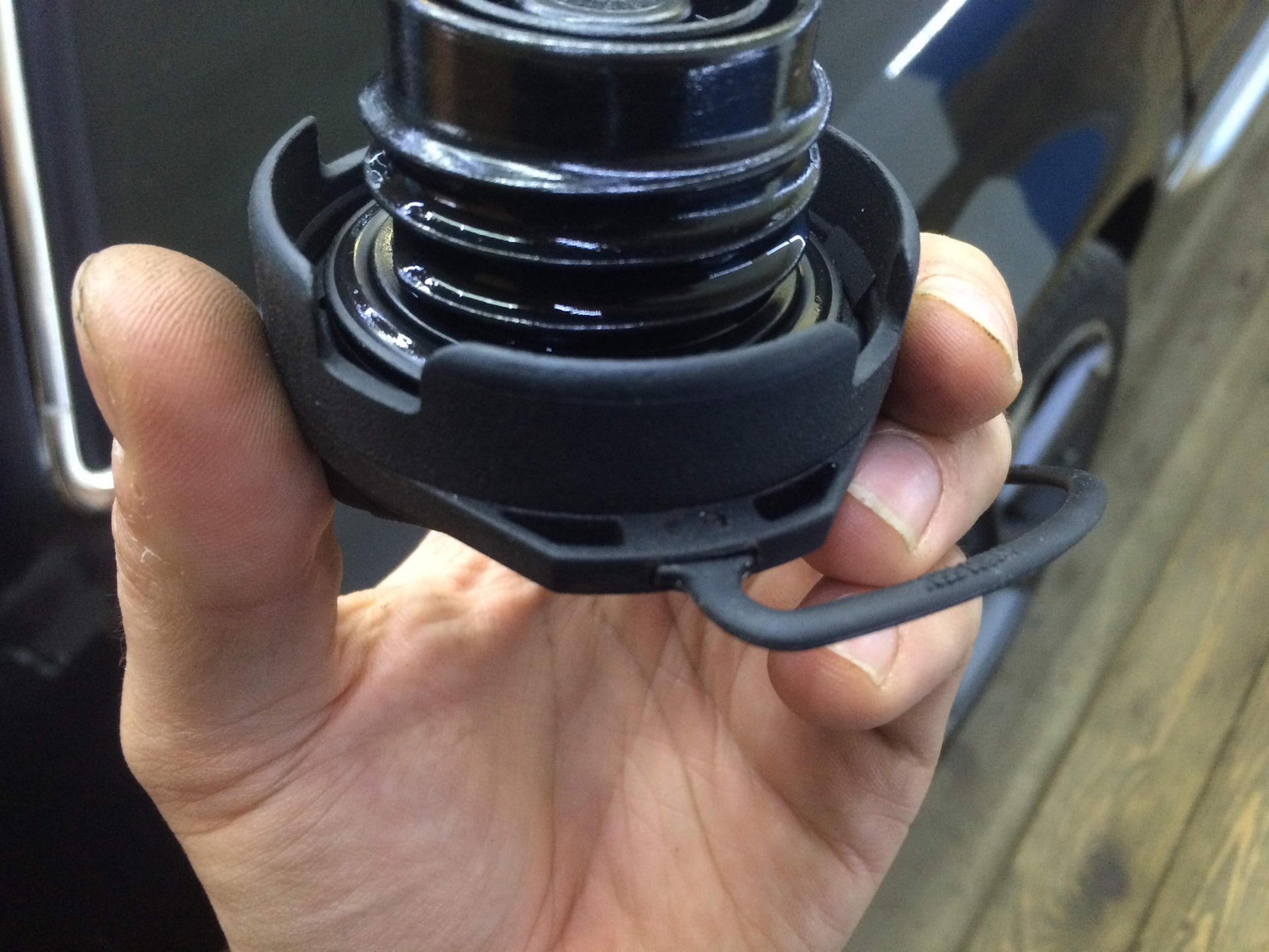 Поводок крышки бензобака — Audi A6 (C5), 1,9 л, 2002 года | запчасти ...