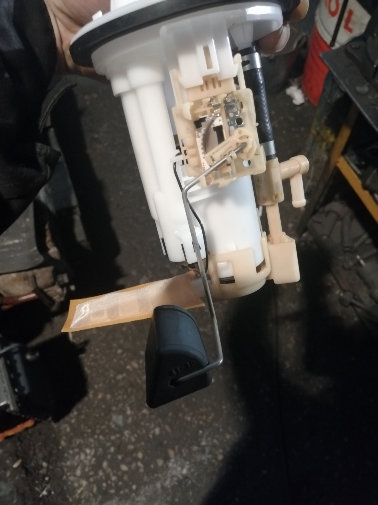 Замена фильтра тонкой и грубой очистки топлива — Mitsubishi Grandis, 2 ...