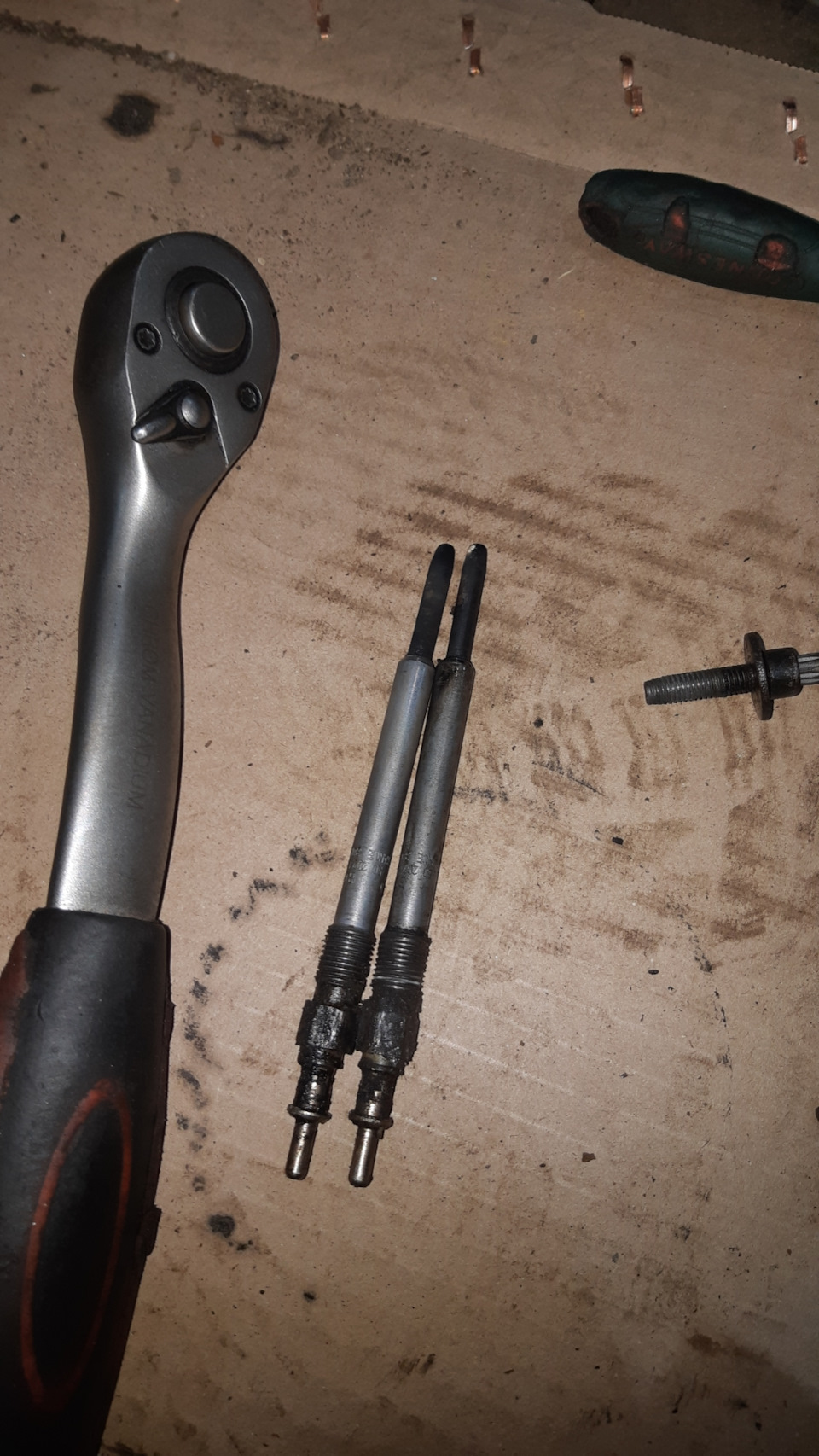 Замена свечей накаливания — Mercedes-Benz Sprinter (1G), 2,2 л, 2002 ...