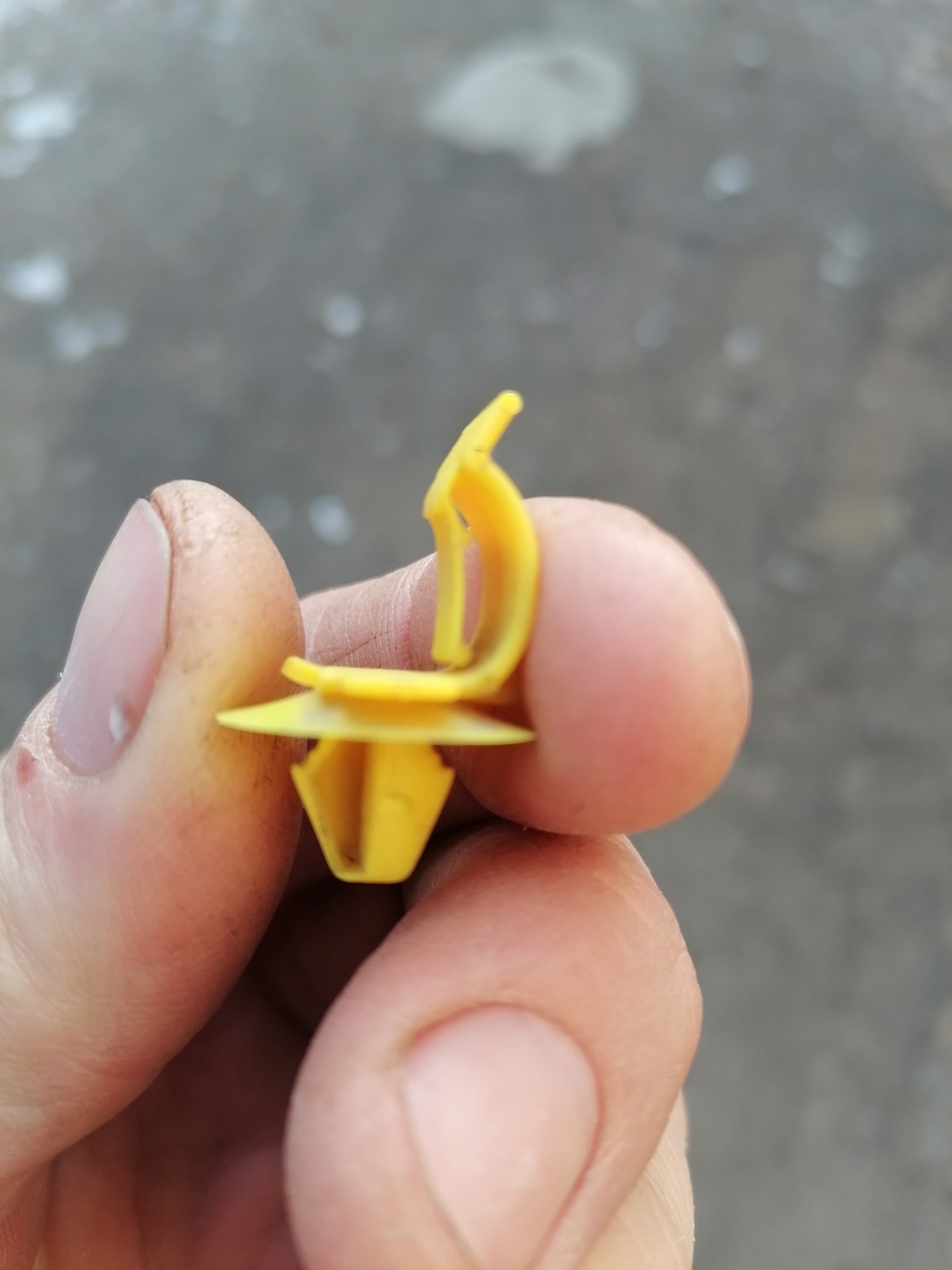 Фиксатор опоры капота — Renault Laguna III, 1,5 л, 2010 года | просто ...