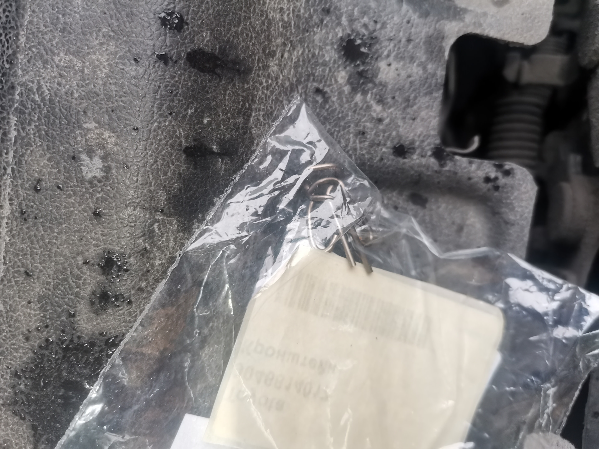 Удаление буш-крафтового стопора и замена втулок тросов переключения ...