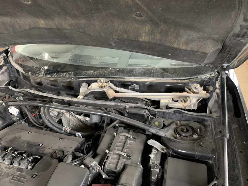 Ревизия трапеции дворников — Mitsubishi Outlander XL, 2 л, 2011 года ...