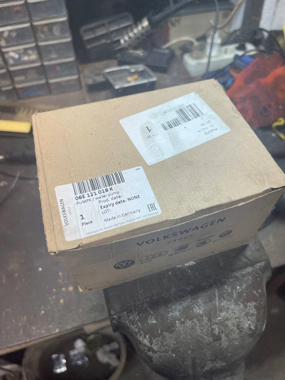 06E121018K Насос ож со штуцером вакуумной VAG | Запчасти на DRIVE2