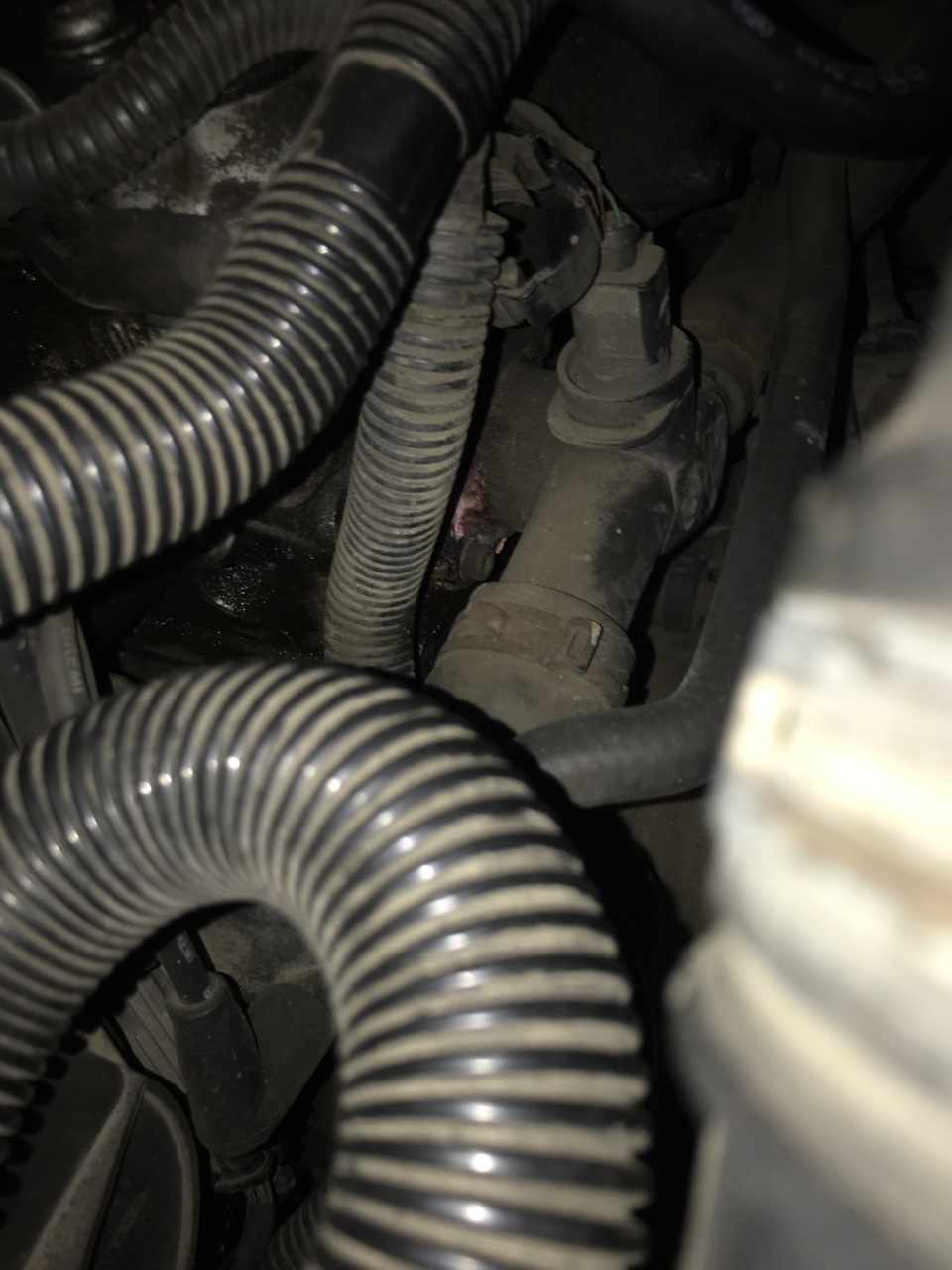 Замена фланца 06A121132AG — Volkswagen Golf Mk5, 1,6 л, 2007 года ...