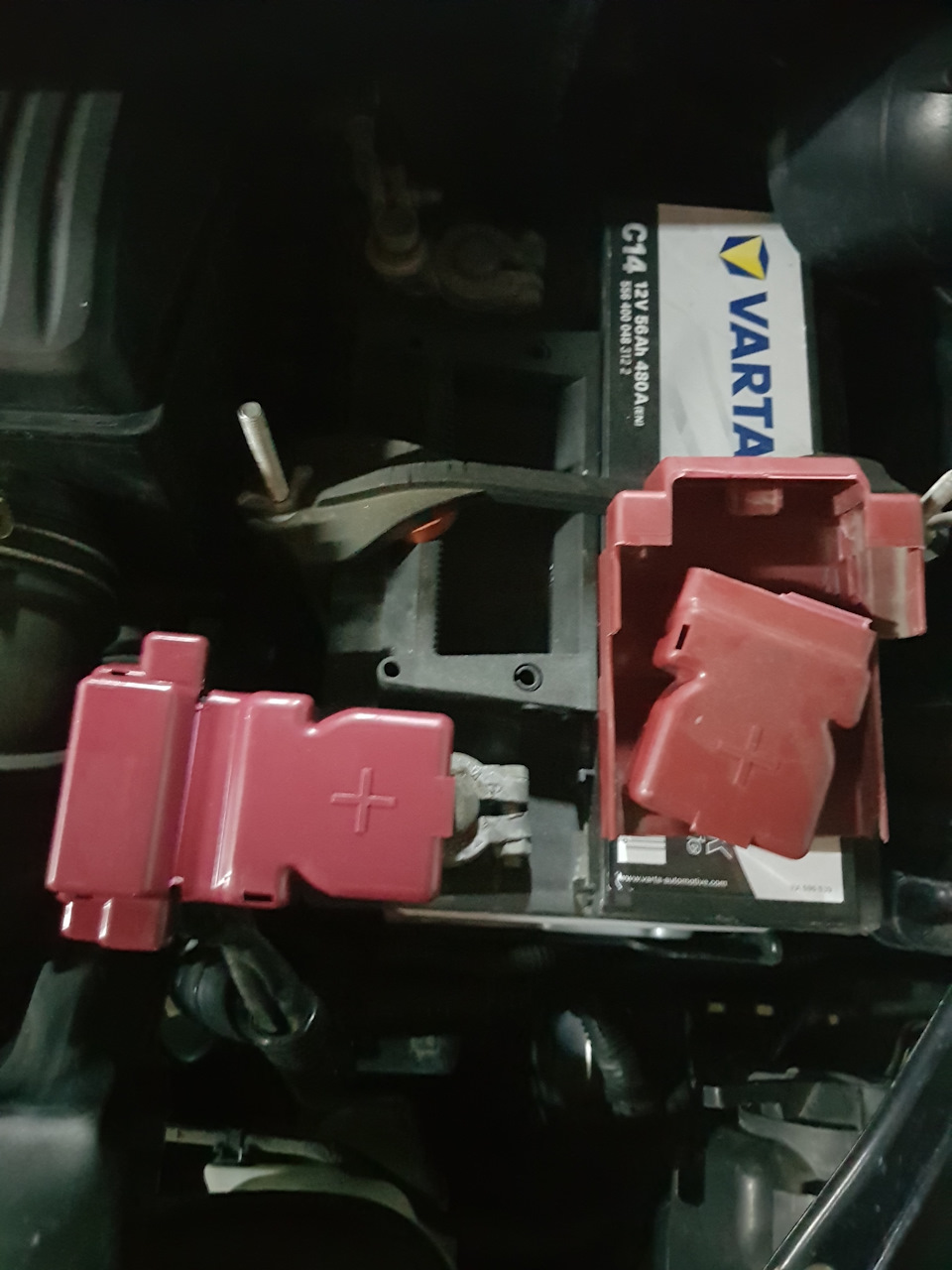 замена свечей и крышки (+) акб — Mitsubishi Colt VI, 1,3 л, 2006 года ...