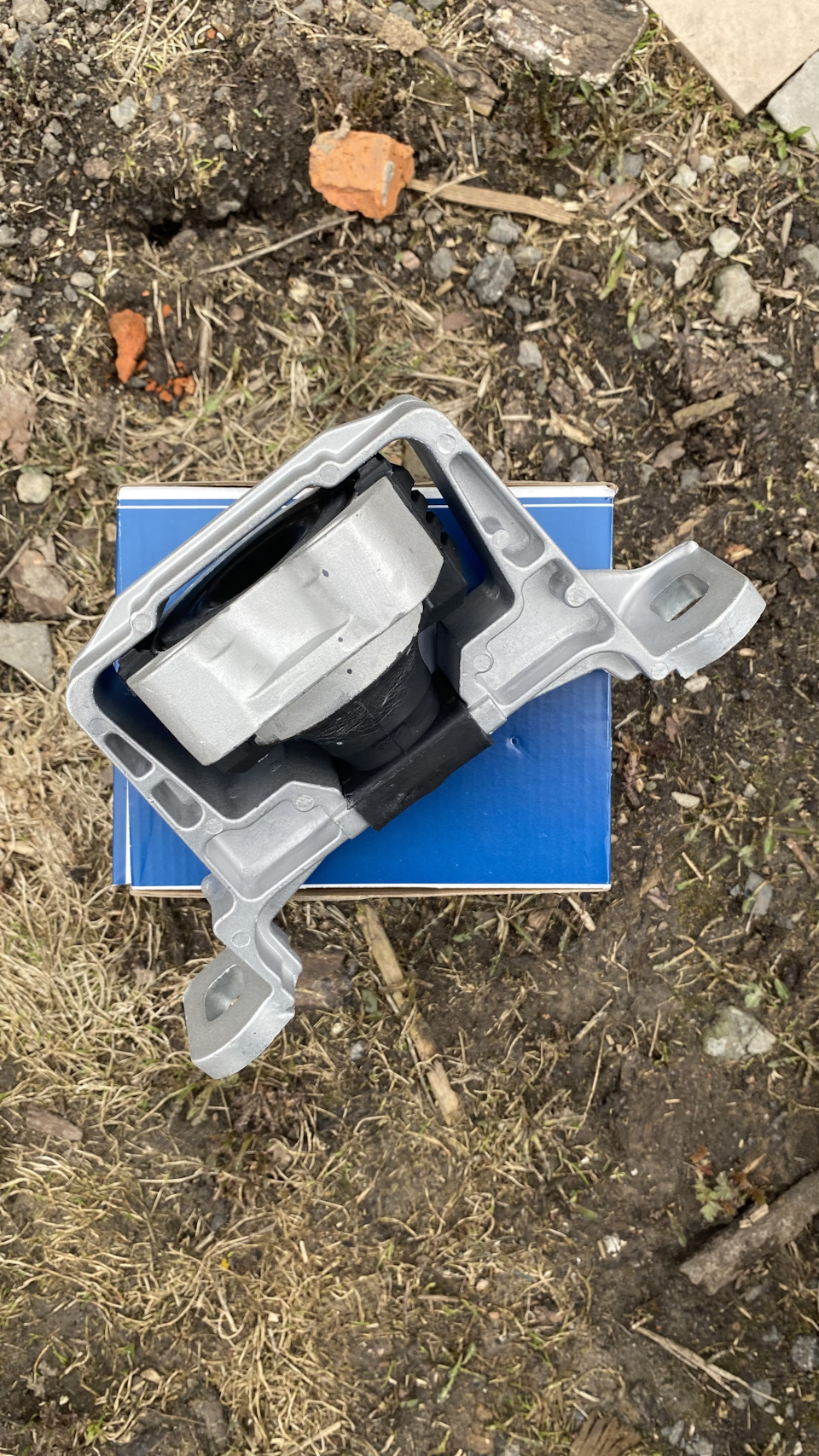 Замена подушки двигателя, катушки и прокладки клапанной крышки — Ford ...