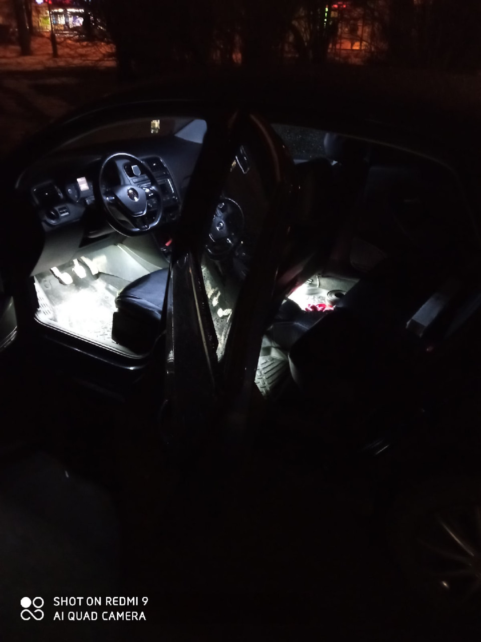 Подсветка ног и светодиодные лампы в плафон — Volkswagen Polo Sedan, 1 ...
