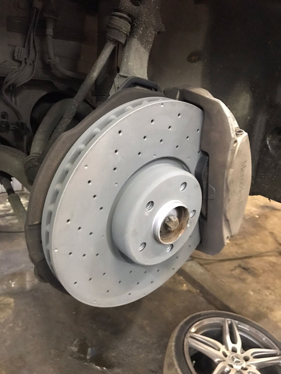 Тормозной диск передний W213 A0004218700=BREMBO 09.D529.23 — DRIVE2