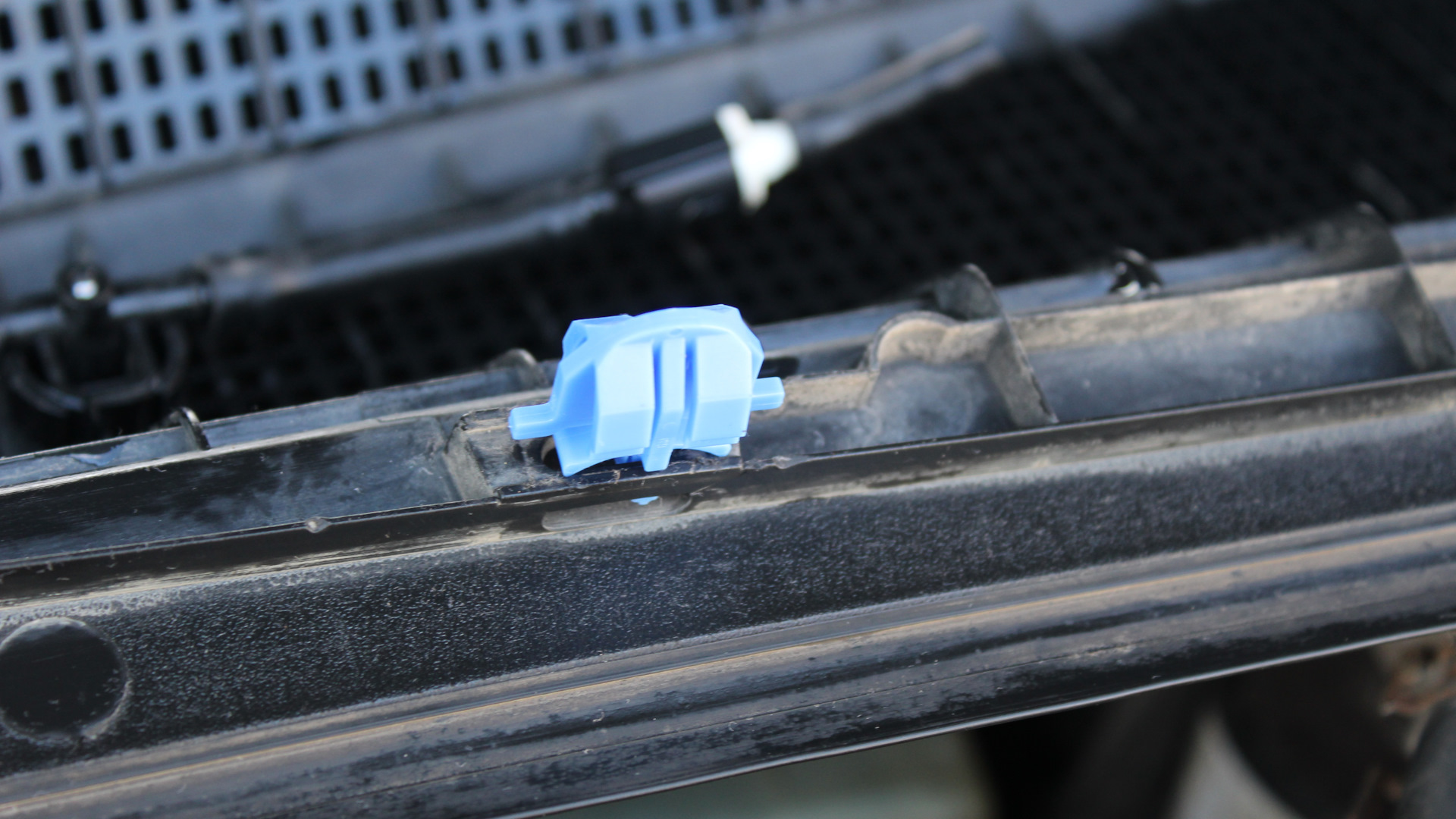 Трапеция стеклоочистителей. Замена. — Opel Astra H GTC, 1,6 л, 2008 ...