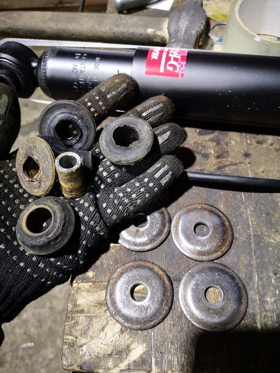 34. Замена задних амортизаторов (KYB 349057) — Mitsubishi Pajero (4G ...