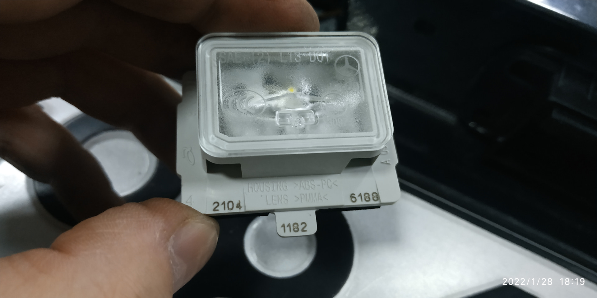 Замена ламп подсветки номера w204 — Mercedes-Benz C-Class (W204), 2,1 л ...