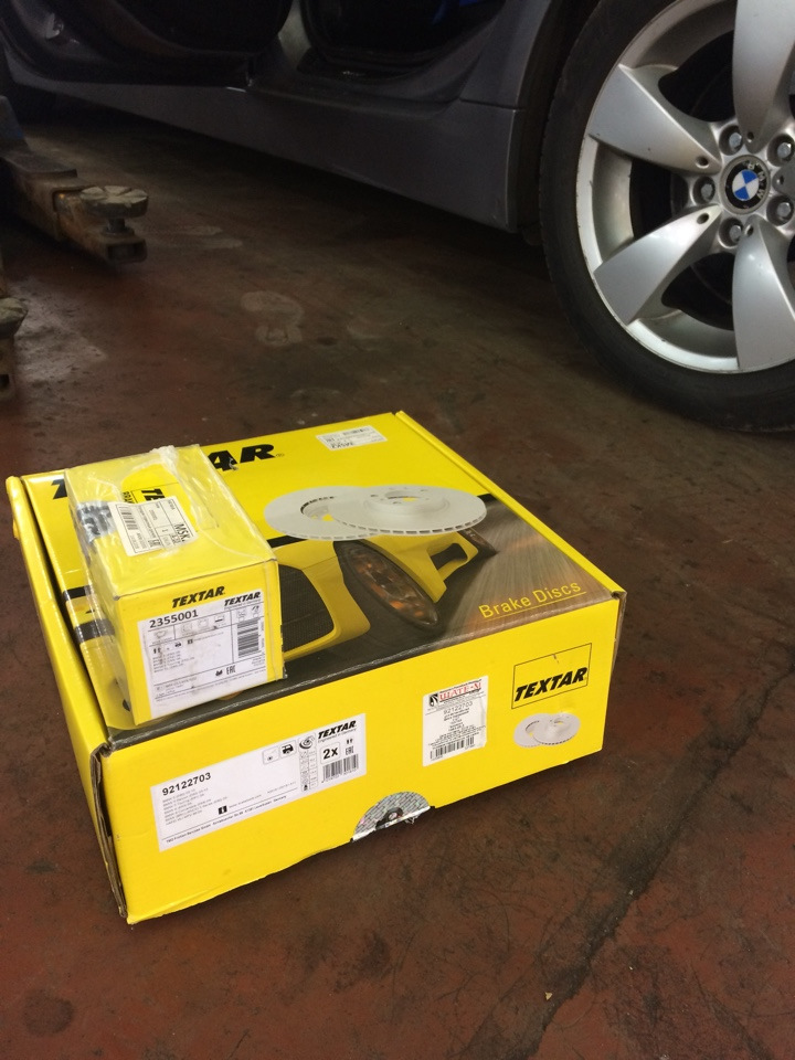 Замена задних тормозных дисков. — BMW 5 series (E60), 3 л, 2004 года ...