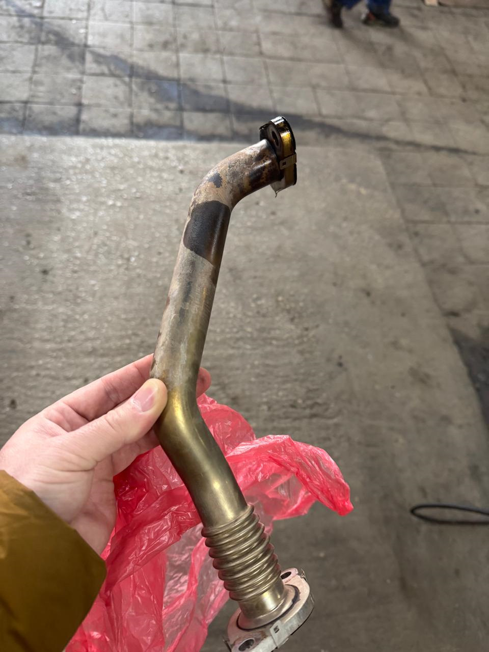 Замена трубки ЕГР — Volvo V90 Cross Country, 2 л, 2017 года | своими ...