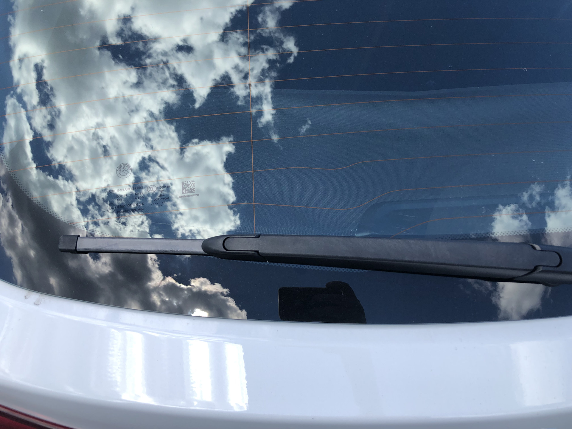 Замена щётки заднего стеклоочистителя. — Alfa Romeo Stelvio, 2,2 л ...